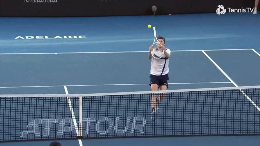Tweener lob, deux services à la cuillère, un coup avec le manche ...