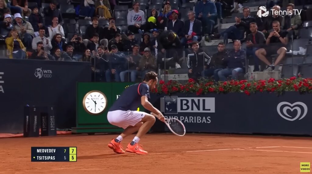 Daniil Medvedev célèbre sa victoire contre Tsitsipas avec une danse ...