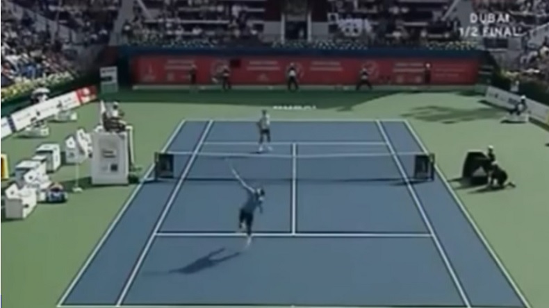 Roger-Federer-smash-revers-lobé-Dubai-2005